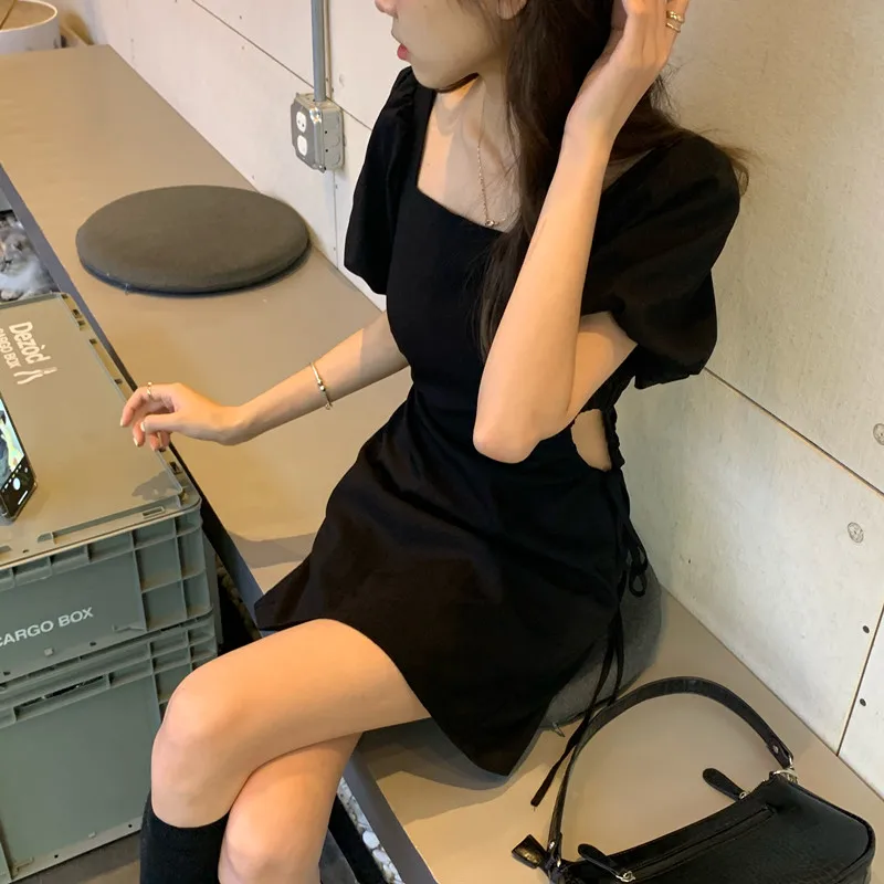 프렌치 스타일 드레스 여성용 여름 드로스트링 허리 포옹 슬리밍 디자인 센스 틈새 할로우 스퀘어 칼라 스몰 블랙 스커트