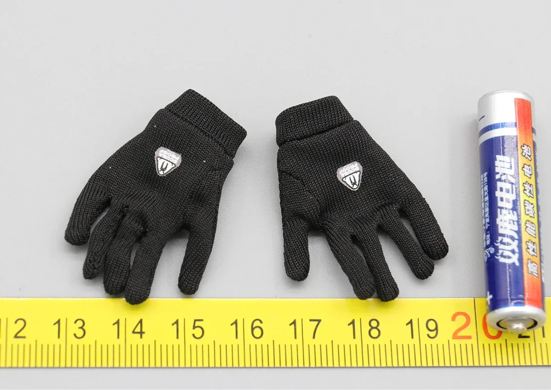 SS-132-1-6-Scale-Soldier-Glove-Model-for-12-SDU-Diving-Team.jpg