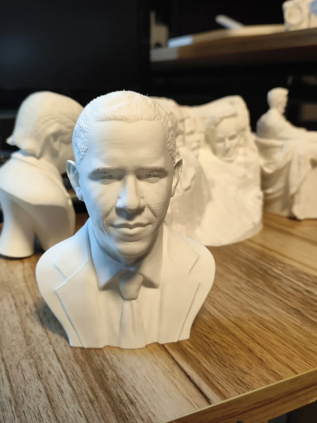 Western-figure-statue-US-President-Barack-Obama-imitates-the-head-model ...
