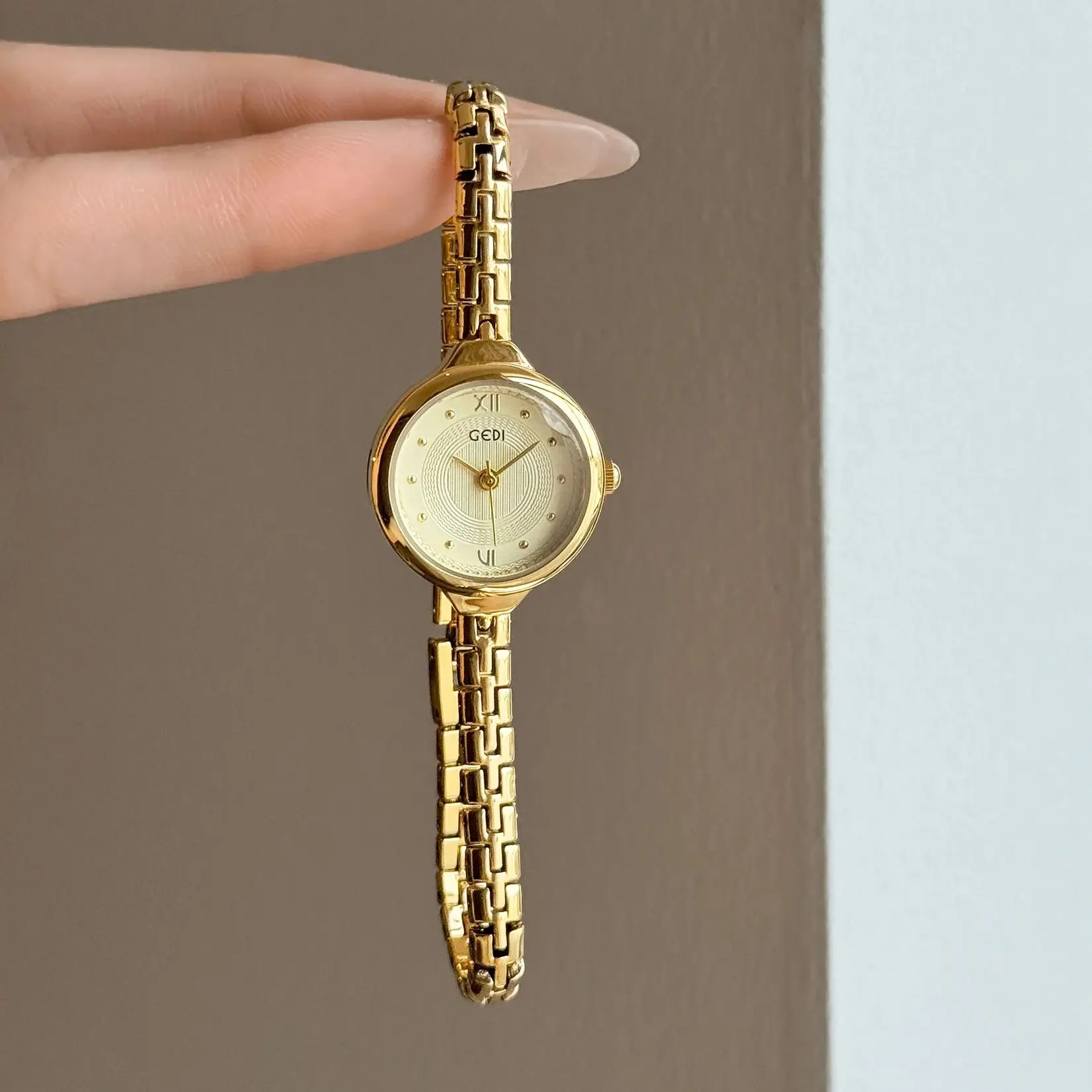 GEDI Fashion Retro Luxury Ladies Watch with Small Round Dial Bracelet ...