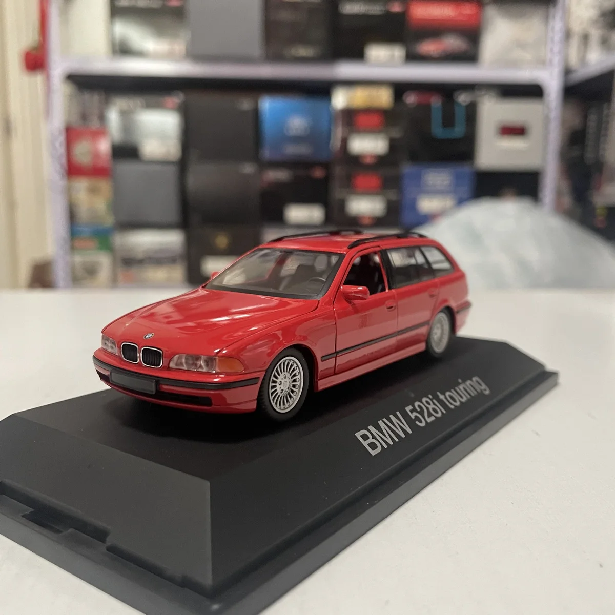 Die-casting 1:43 Scale BNW 5 Series Station Wagon E39 528i Alloy ...