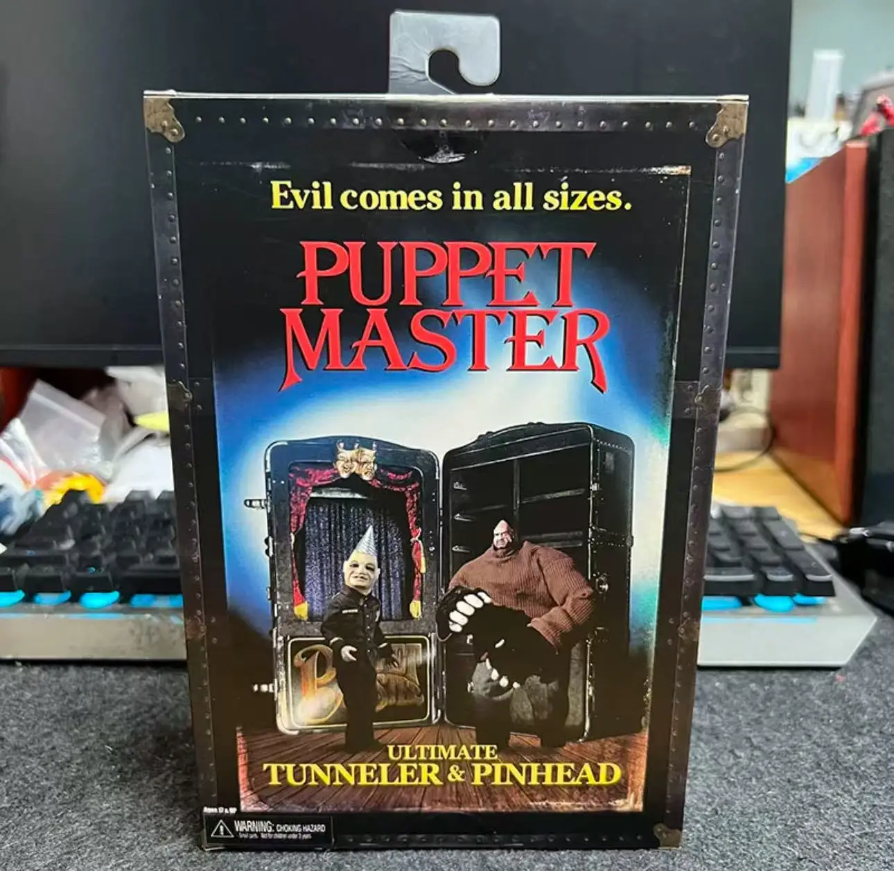 Figura de acción NECA Puppet Master Ultimate Six Shooter y Jester ...