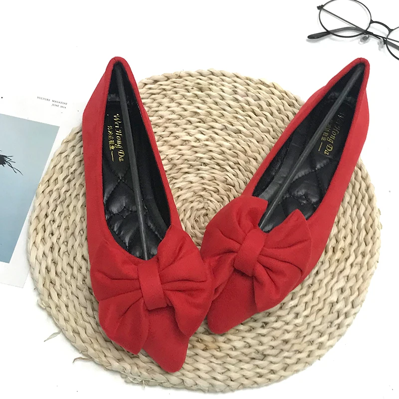 Mulheres preto apartamentos com arco grande chinês vermelho saltos ...