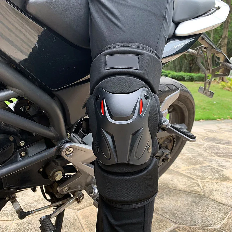 Un par de equipos de protección para montar en motocicleta, rodilleras ...
