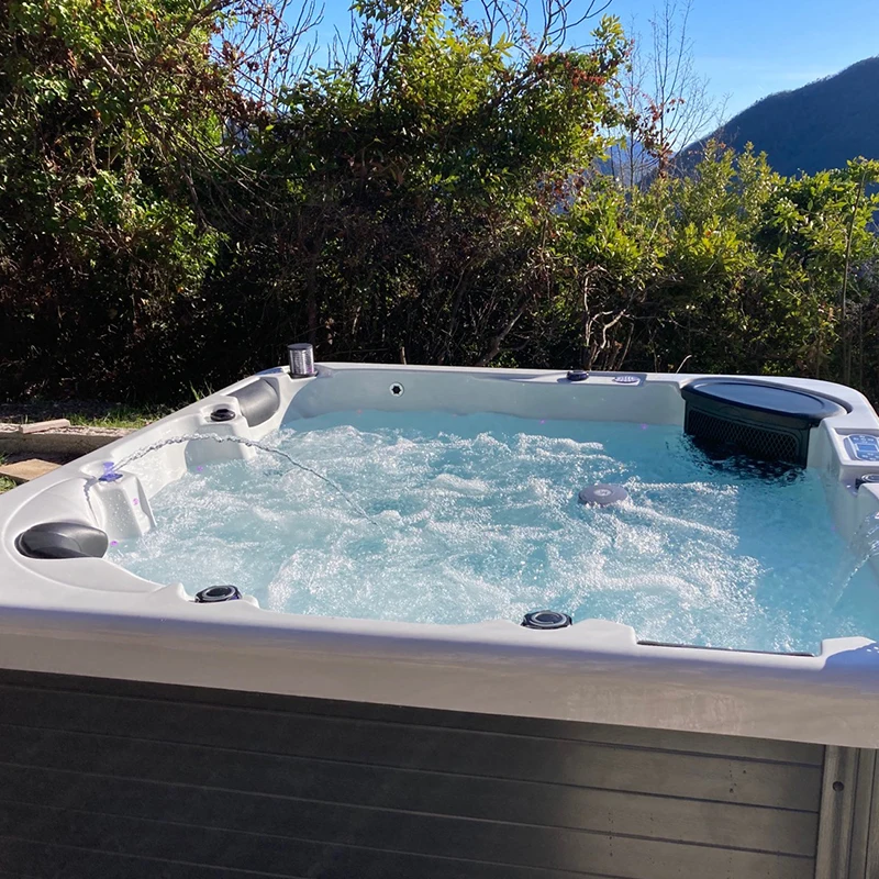 Spa-de-lujo-para-4-personas-con-WIFI-jacuzzi-moderno-exterior.jpg