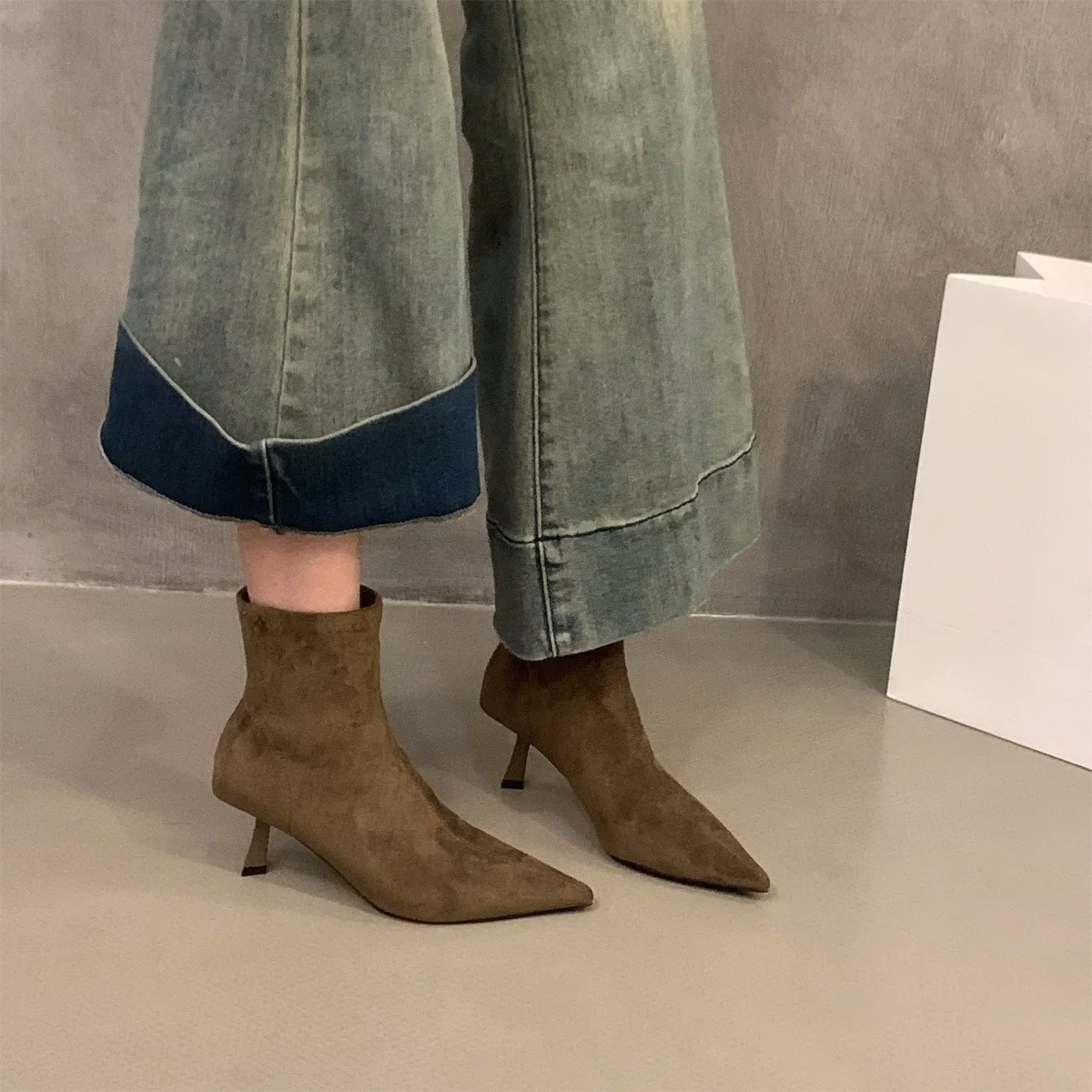 Bottines à talons hauts et bout pointu en velours marron pour femme ...