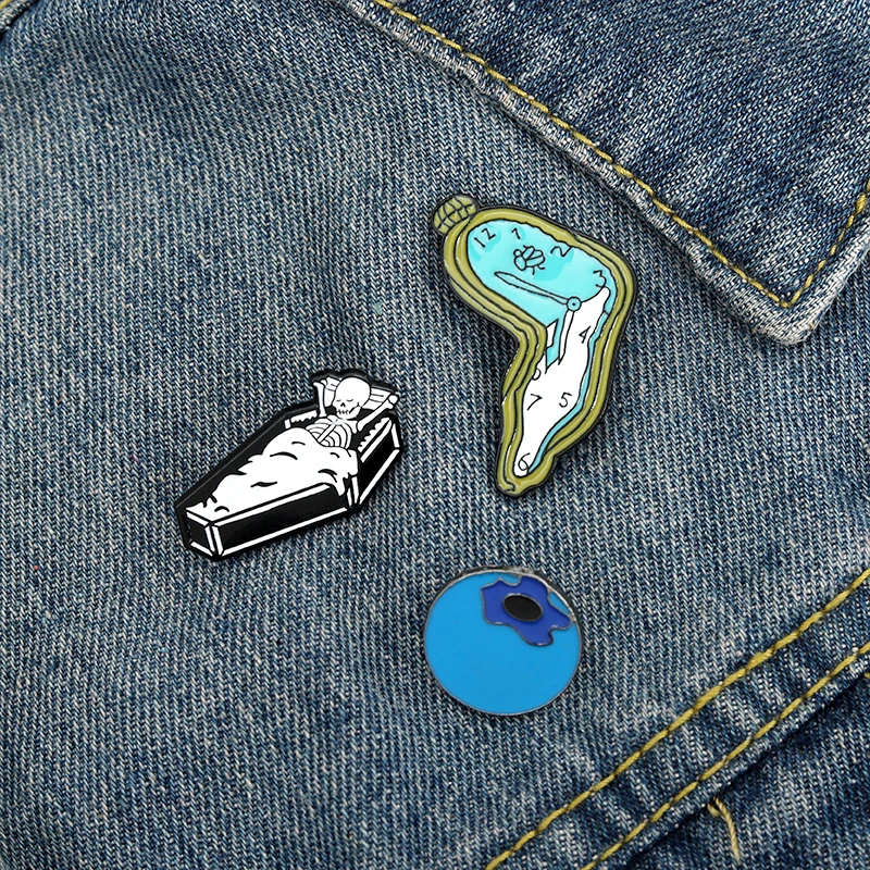 Twisted Klok Emaille Pins Blueberry Doodskist Slapen Schedel Broche ...
