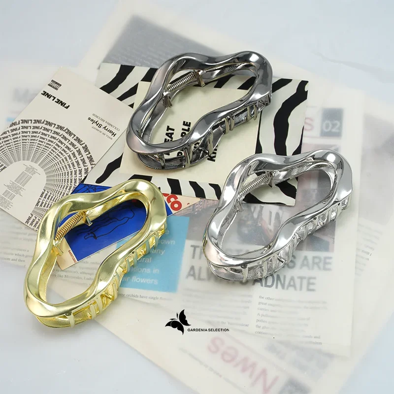 Metal-big-grab-clip-on-the-back-of-the-woman-s-head-shark-clamp ...