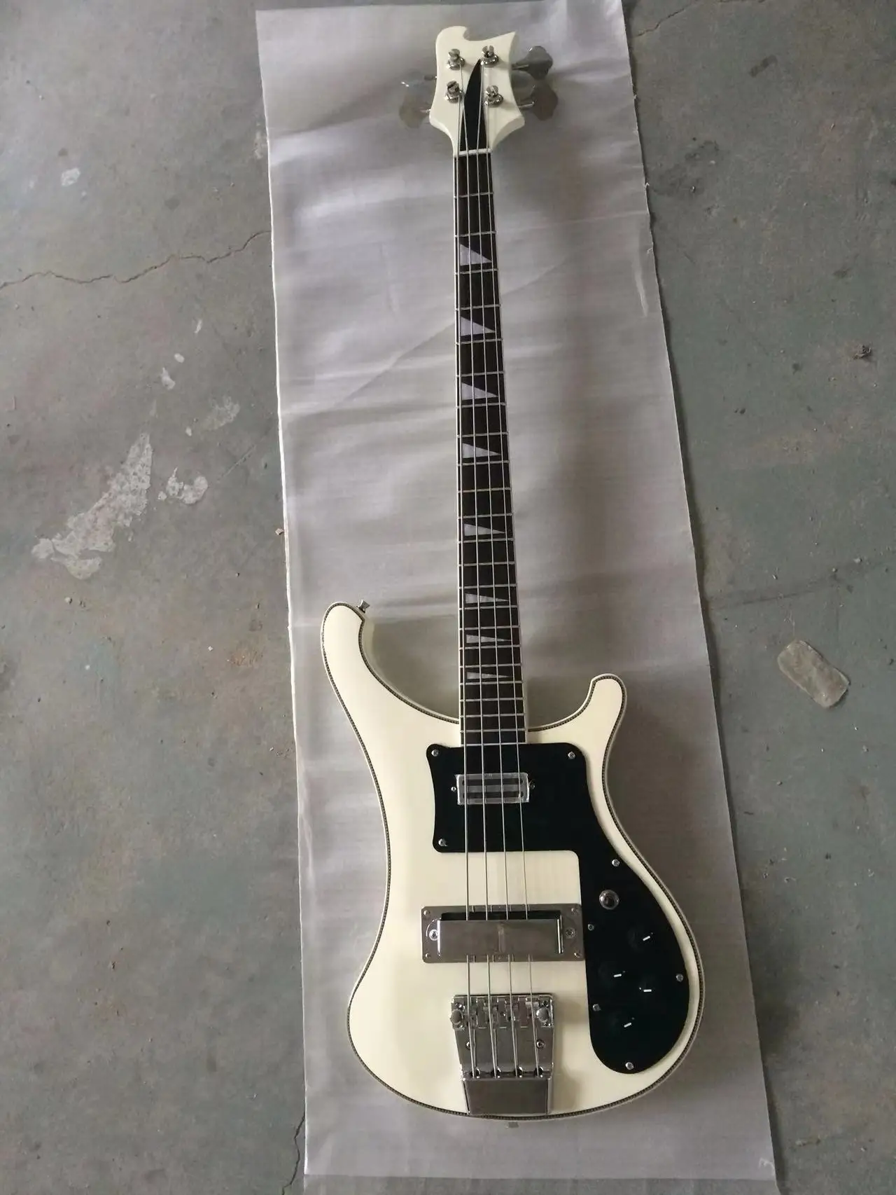 Guitarra eléctrica de 4 cuerdas Rickenbucker blanca, bajo cromado ...