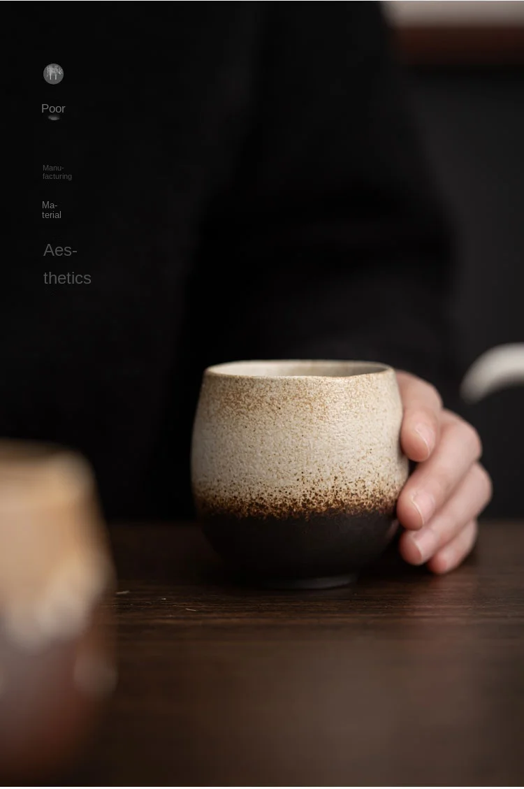 Tasse à thé faite à la main en poterie grossière de style japonais ...