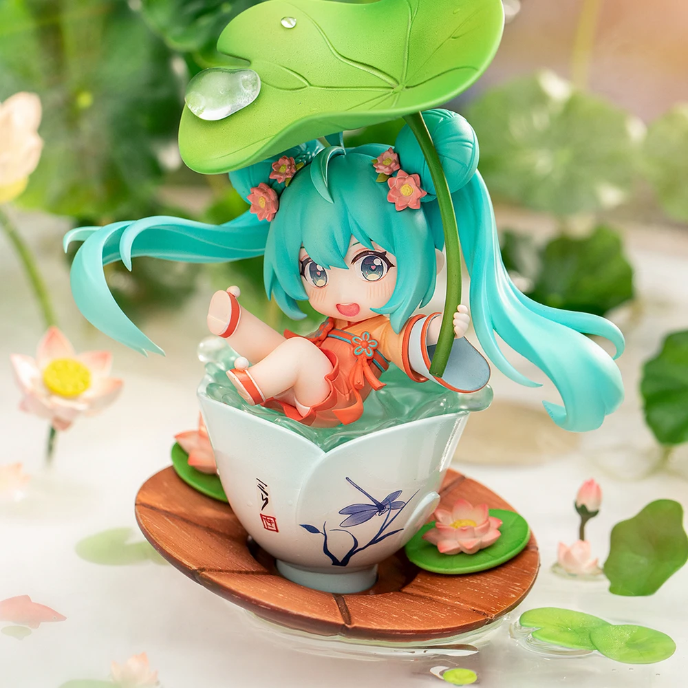 Vocaloid Hatsune Miku jugando en el estanque de loto, modelo de figura ...