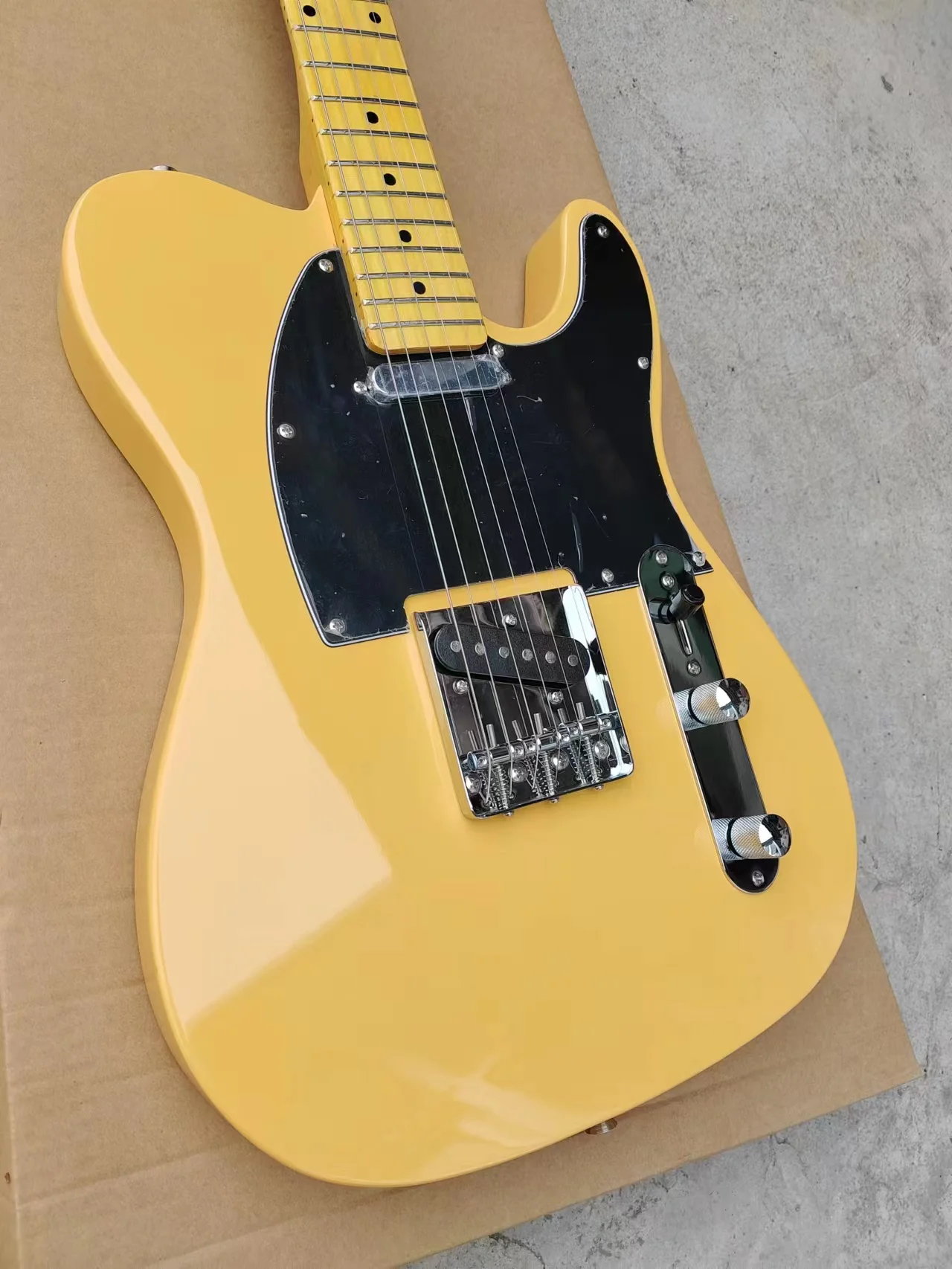 Cream-yellow-electric-guitar-very-fashionable-and-beautiful.jpg