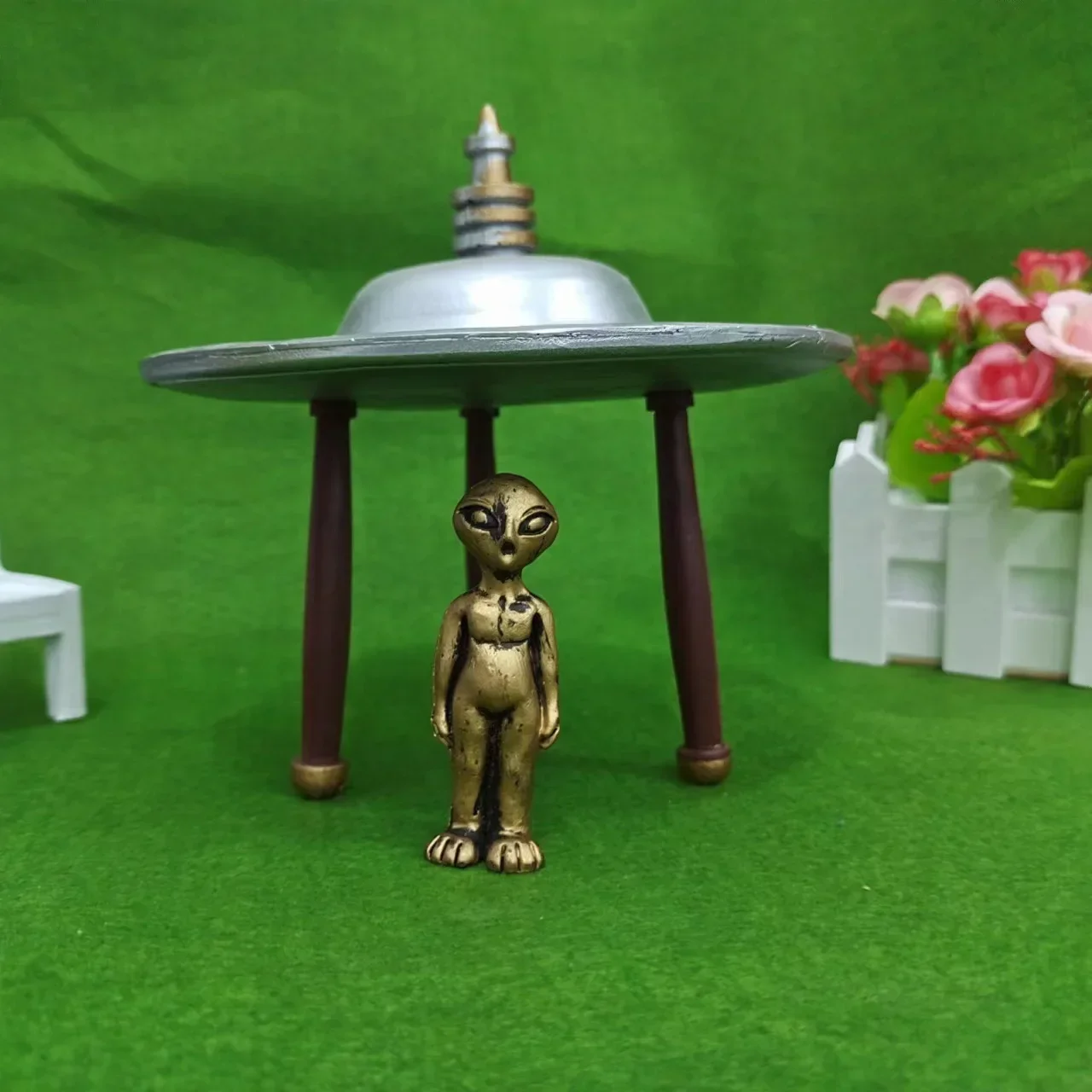 New-Creative-Exquisite-Sculpture-UFO-and-Alien-Desktop-Decoration-Alien ...