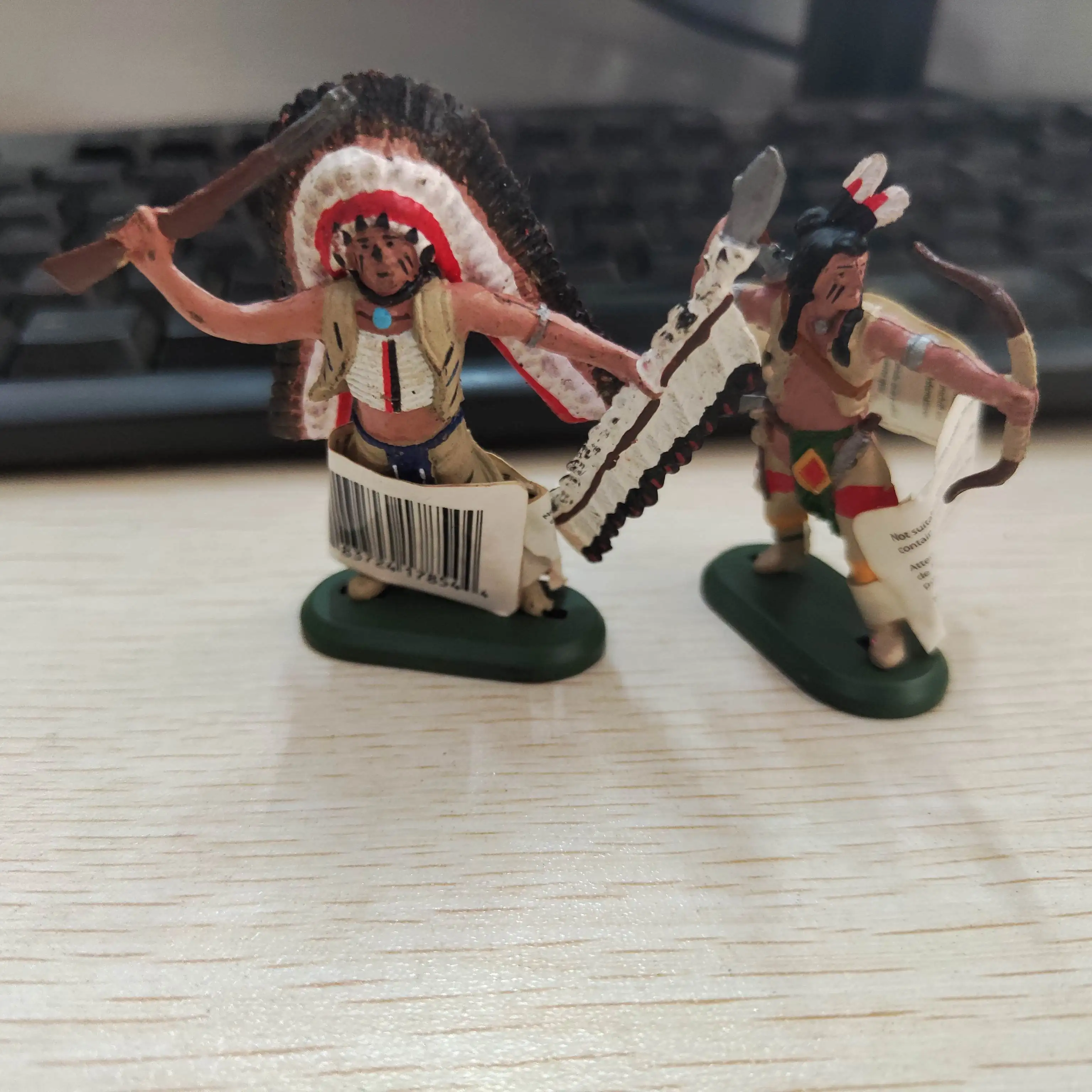 Lot-of-2pcs-Britains-1971-Native-American-Indian-Figures-Miniature.jpg