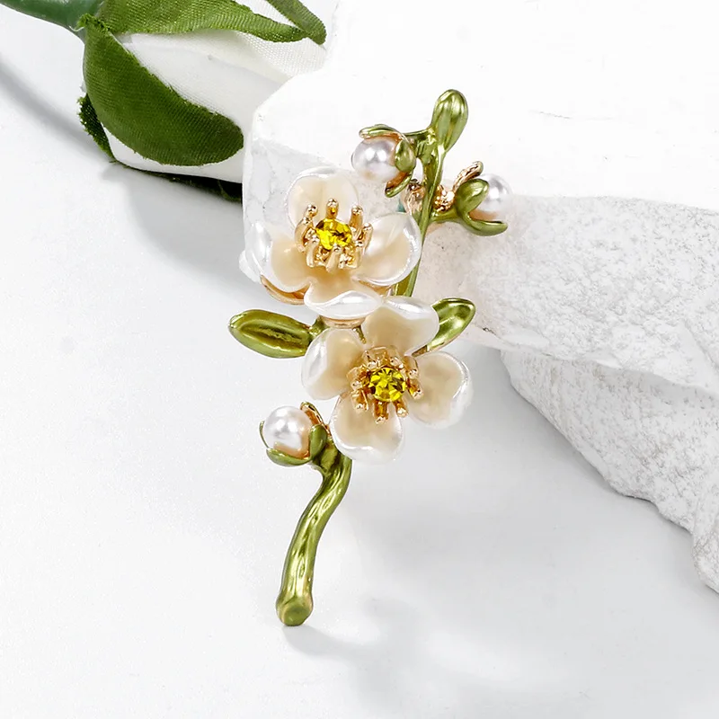 Small-and-fresh-green-jasmine-flower-brooch-niche-high-end-fashionable ...