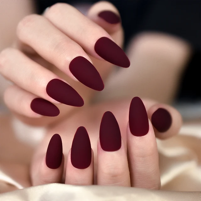 Ongles En Amande Rouge Foncé