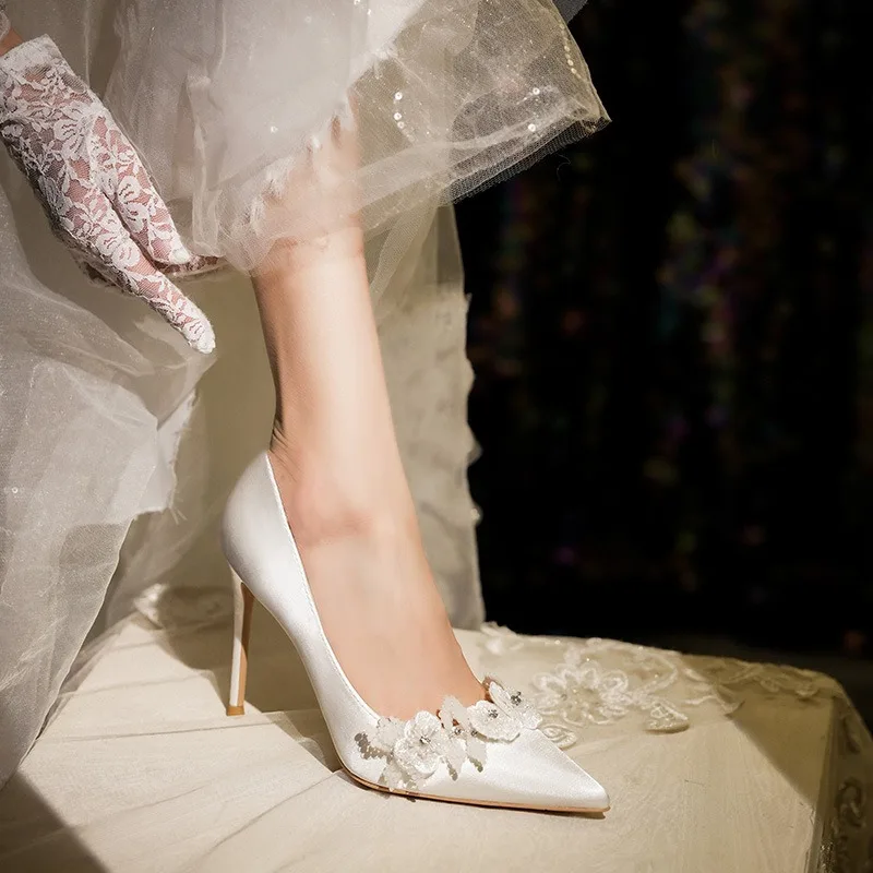 White wedding pumps for bride | Beachweddingtips.com