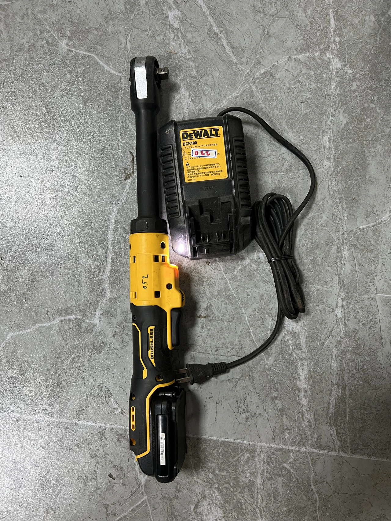 DEWALT-DCF503EN-XR-3-8in-testa-aperta-cricchetto-esteso-12v-DCF503EN-1 ...