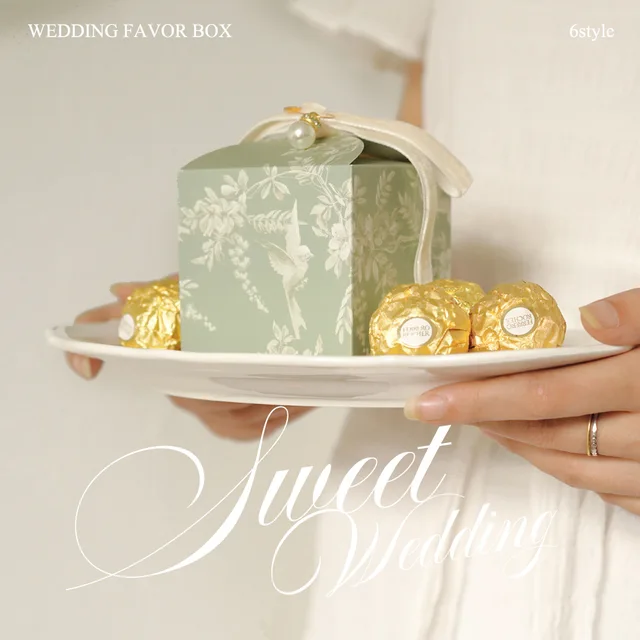 Small wedding cake boxes for guests | Honestweddingadvice.com