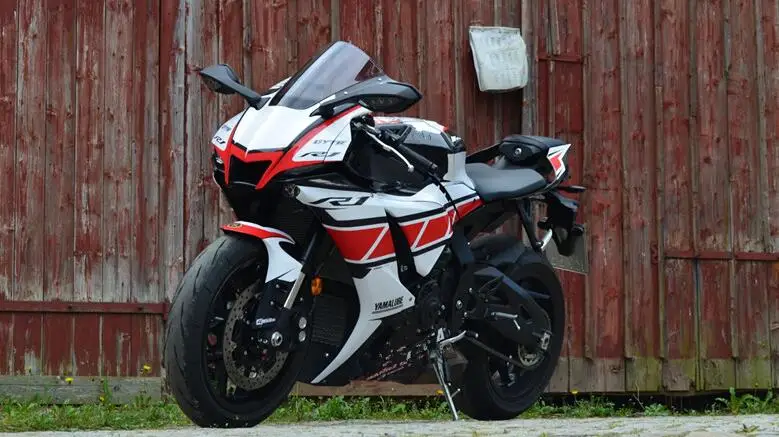 2022 Yamaha R1 White And Red
