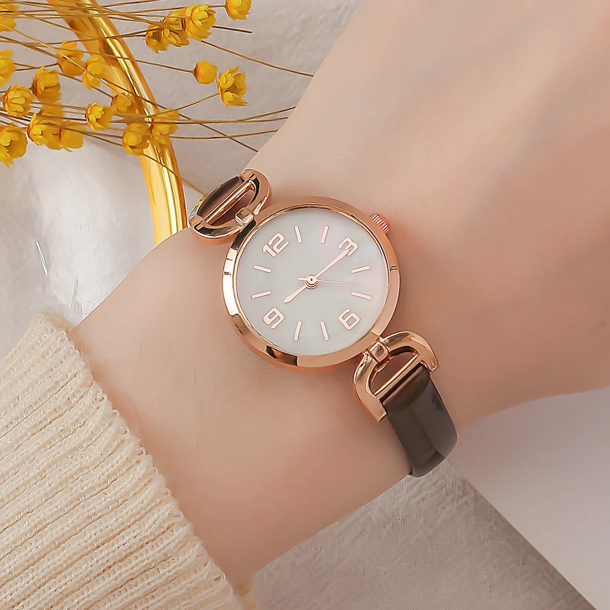 A Small Temperament Fresh Classic Fashion Simple Women's Quartz Watch ...