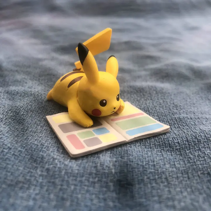 Pokemon Pocket Monster Collection Pikachu Reading Newspaper muñeca ...