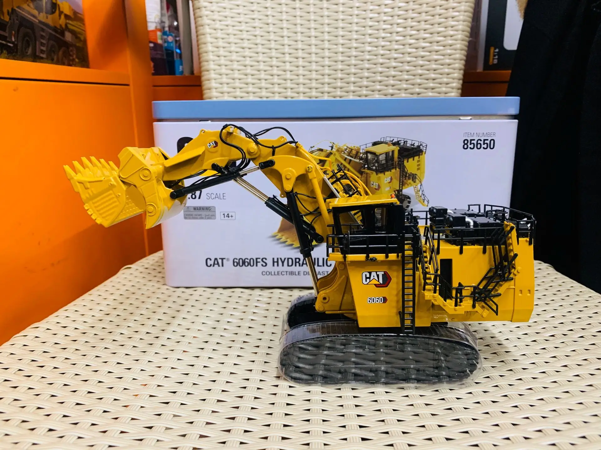 Cat-6060FS-Hydraulic-Mining-Front-Shovel-1-87-Scale-By-Diecast-Masters ...