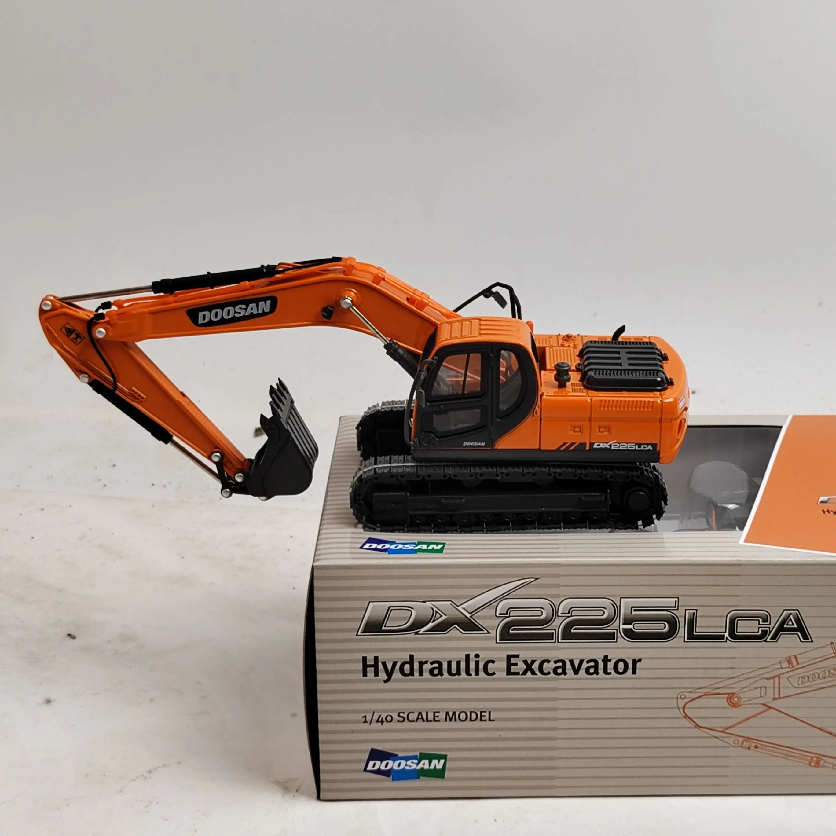 For-Doosan-DX225LCA-Model-Hydraulic-Excavator-1-40-Scale-DieCast-Model ...