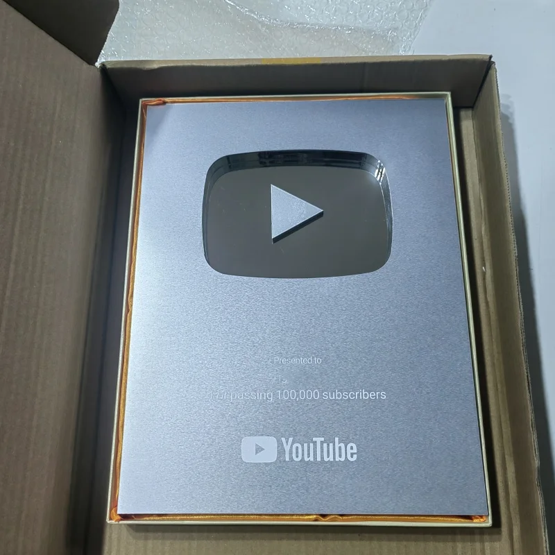 Bot-n-de-reproducci-n-de-YouTube-medalla-de-YouTube-plateada-y-dorada ...