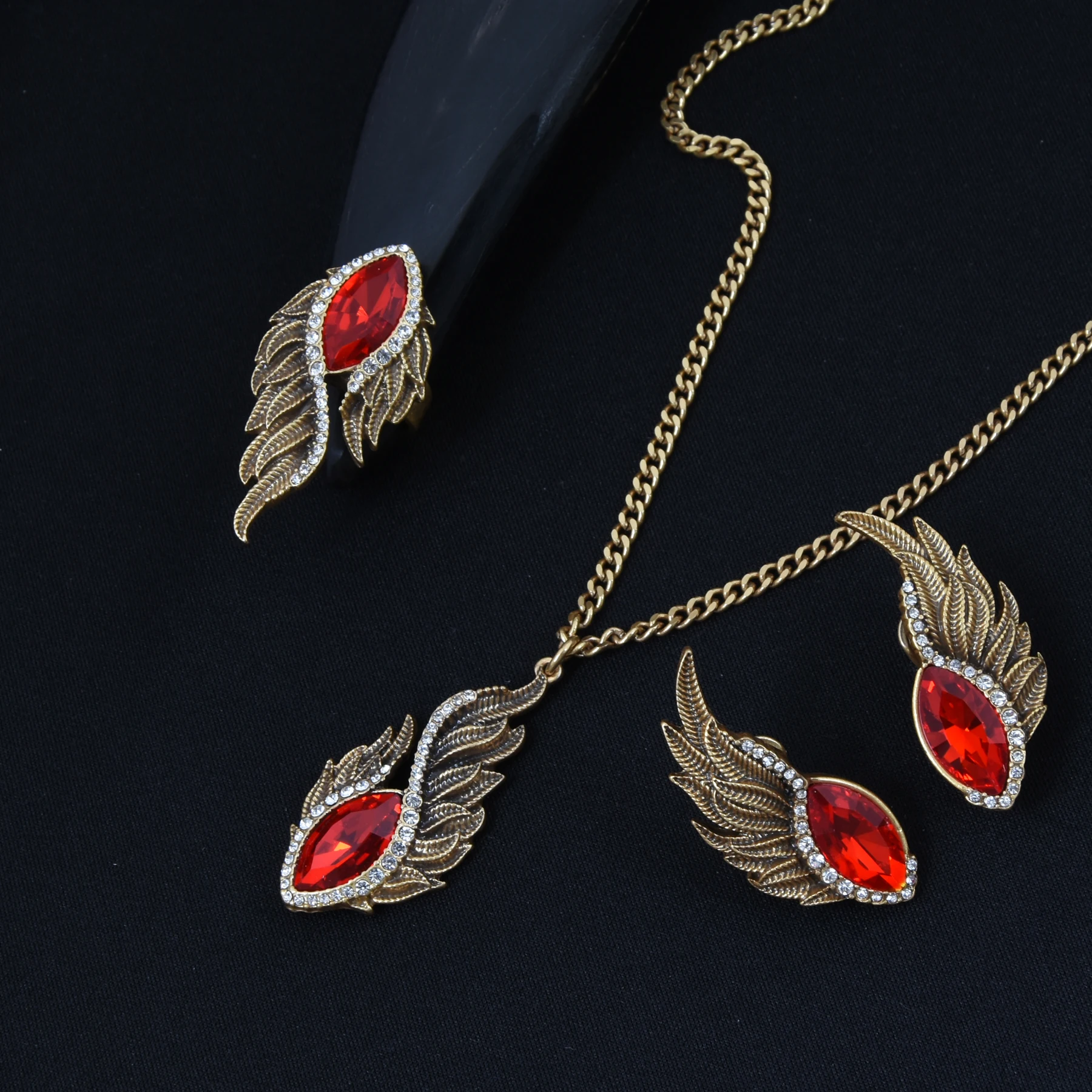 Conjunto-de-collar-y-pendientes-hechos-de-aguja-de-plata-de-nicho ...