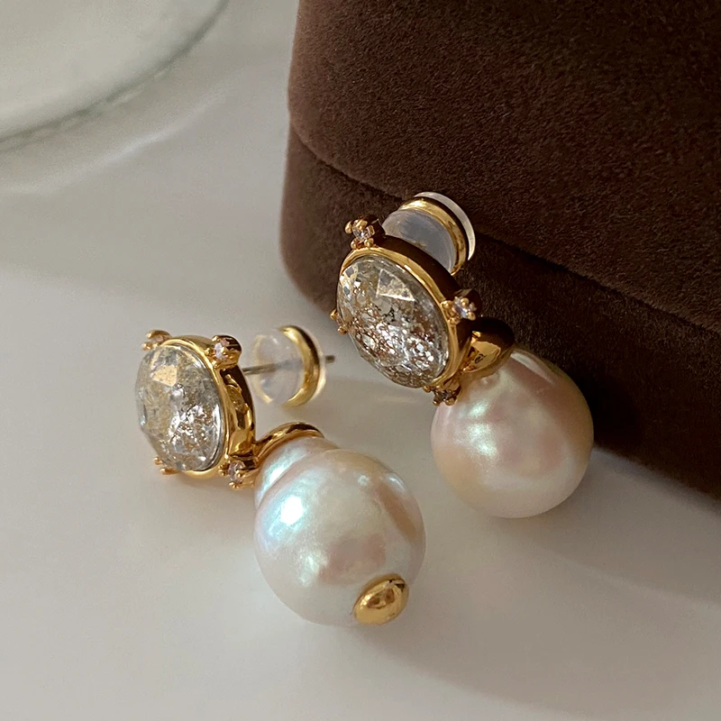 Vintage-baroque-court-style-tender-pearl-earrings-for-women.jpg