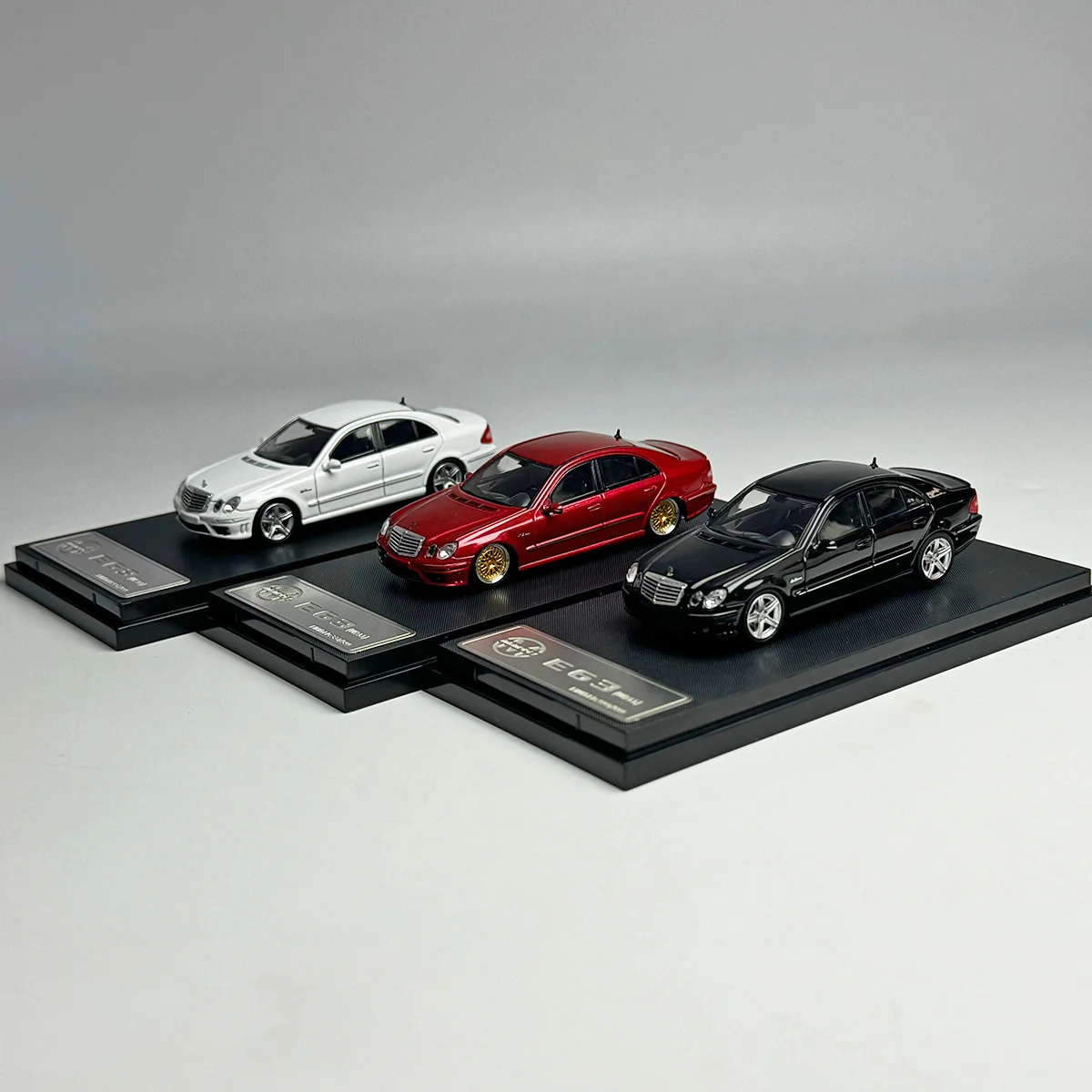 1:64 Mercedes-Benz E63 W211 Classic Four-eye Limited alloy simulation ...