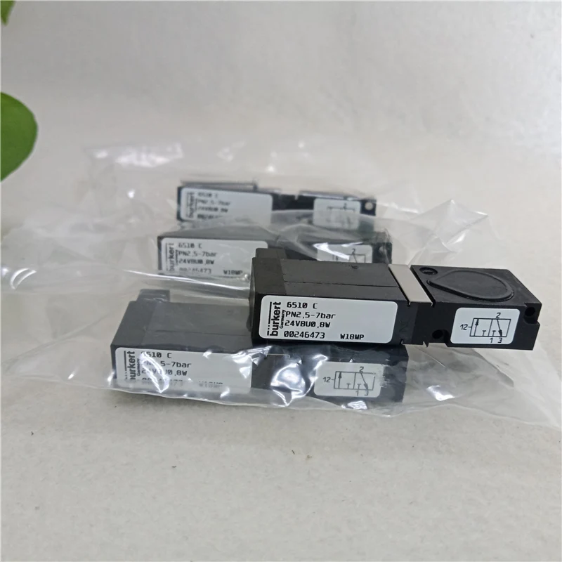 Burkert-6510-C-2-5-NBR-0000-PN2-5-7bar-24VDC-0-8W.jpg