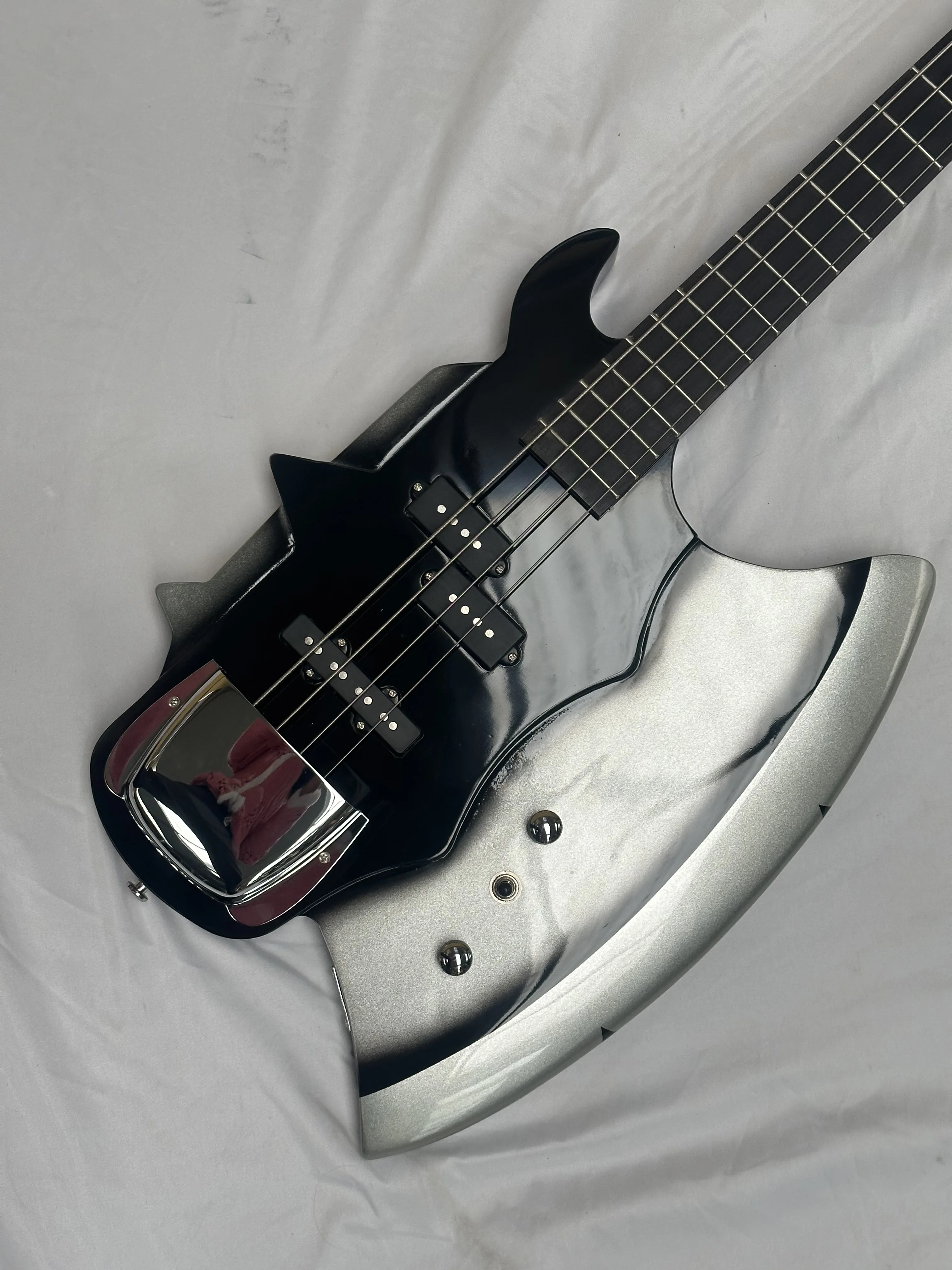 Gene-Simmons-Baixo-el-trico-Bass-Axe-4-cordas-Estilo-Em-Stock.jpg
