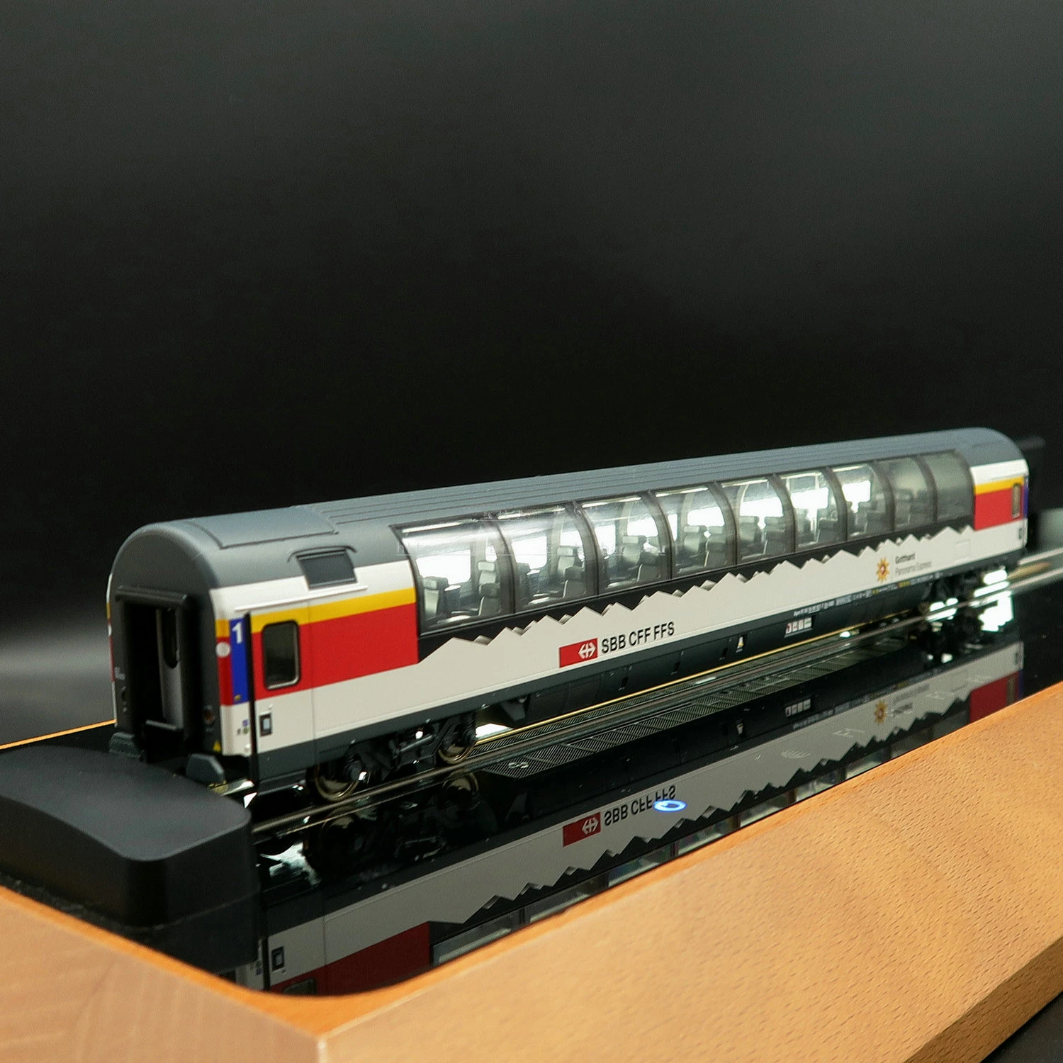 HO-1-87-Train-Model-Europe-ROCO-6200017-Swiss-SBB-Sightseeing-Car-Compartment-Rail-Car-Toy.jpg