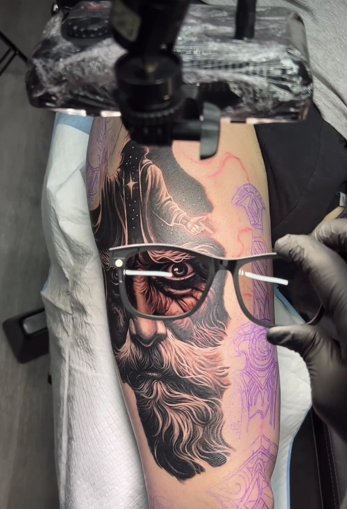 High-Quality-Reduce-Reflected-Light-Of-Tattoos-With-Cpl-glasses-and ...