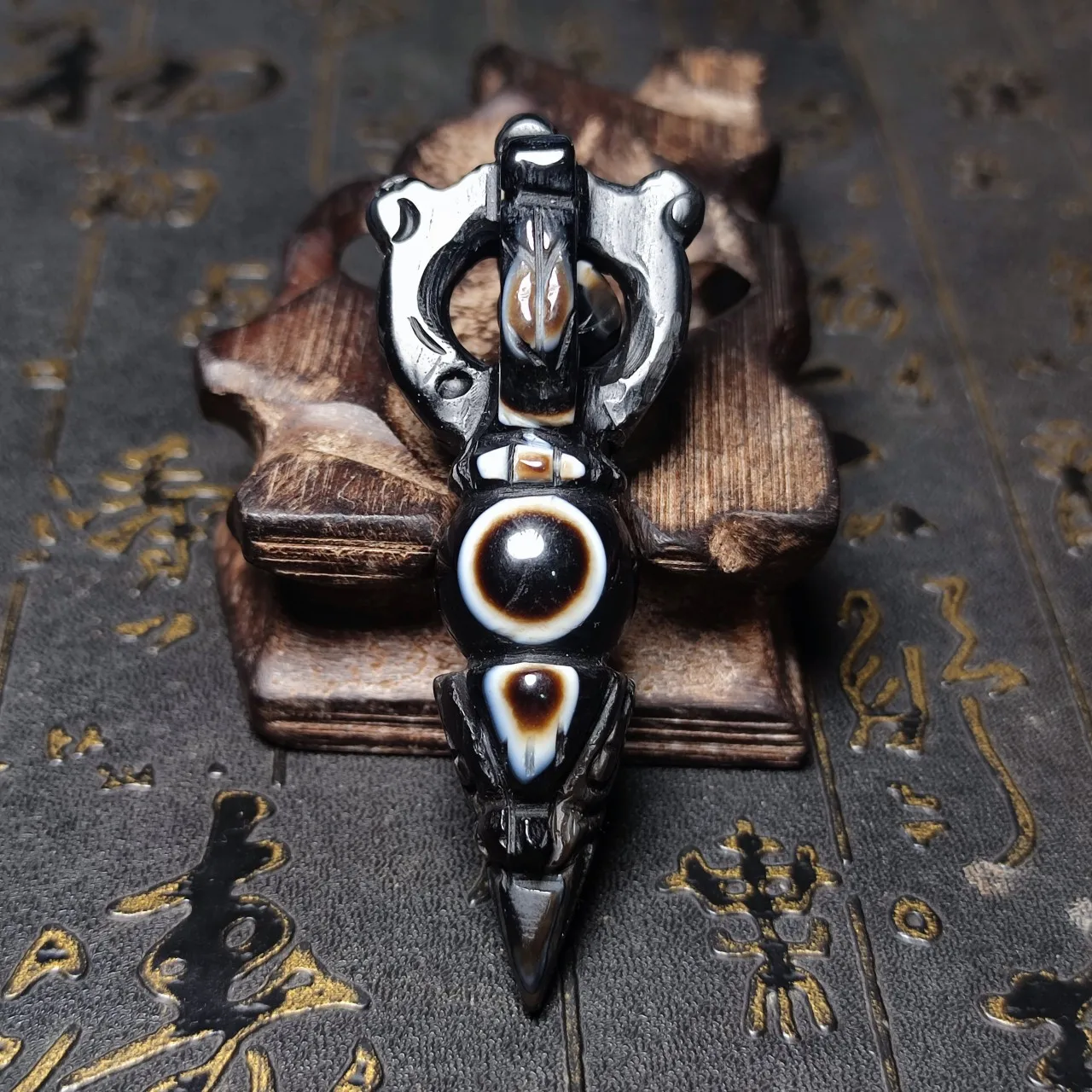 Tibetan-Black-White-Onyx-Stone-Carving-Sky-Eye-Vajra-Peg-Totem-Amulet ...