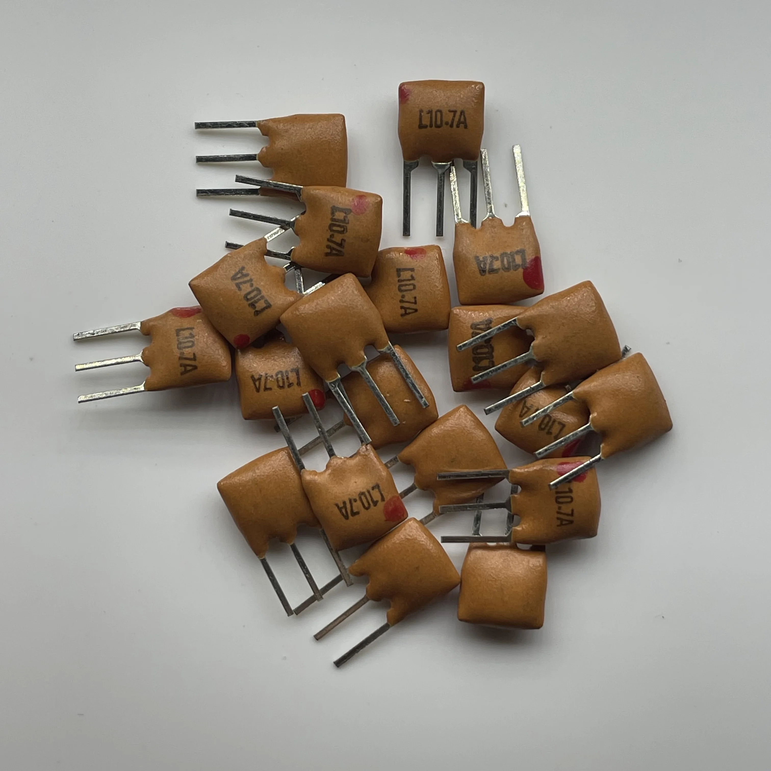 100-Stuks-Keramische-Filter-L10-7a-Fm-Met-10-7Mhz-Keramische-Filter ...