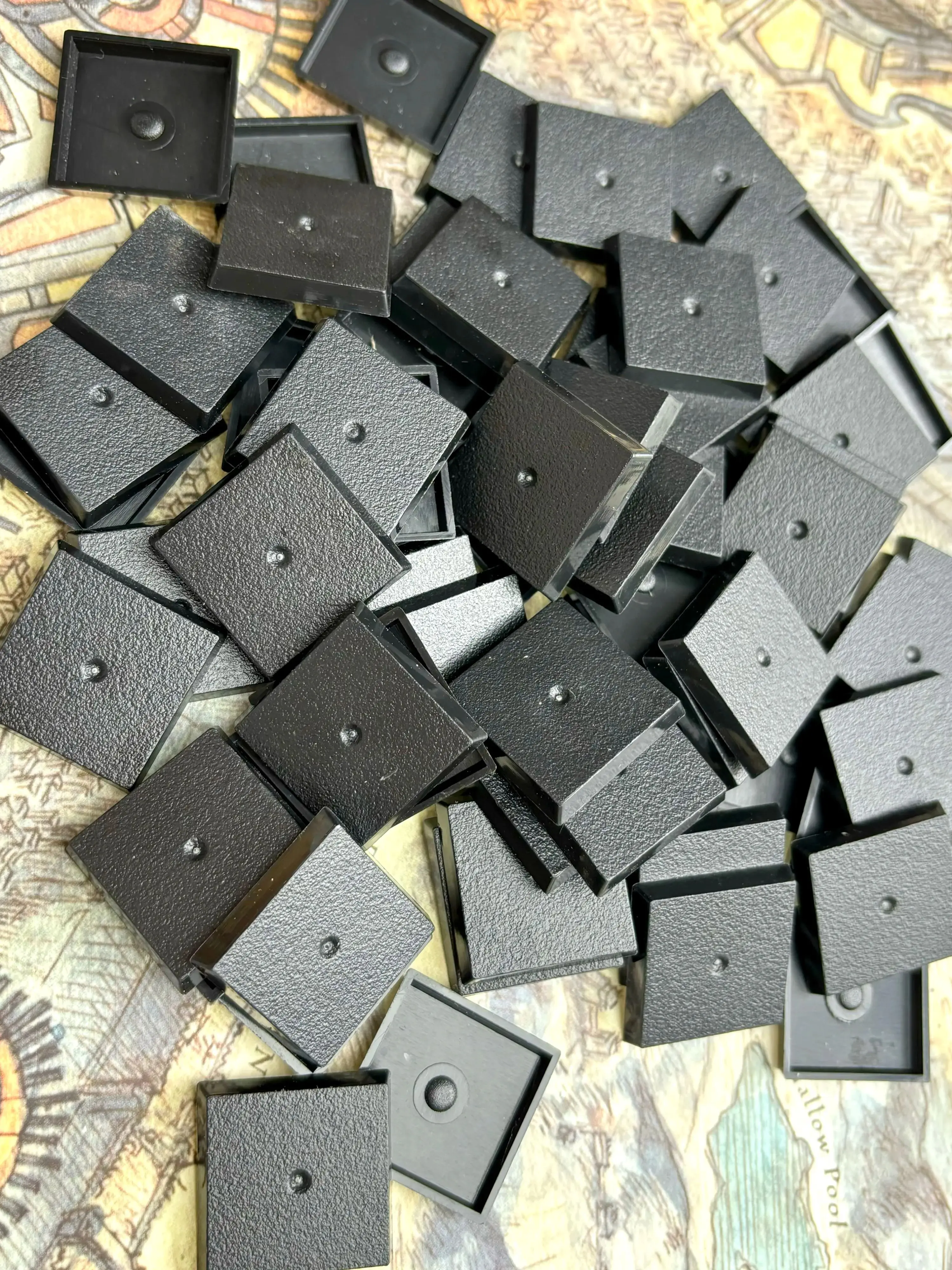 40-x-25mm-bases-for-wargames-Plastic-Square-bases.jpg