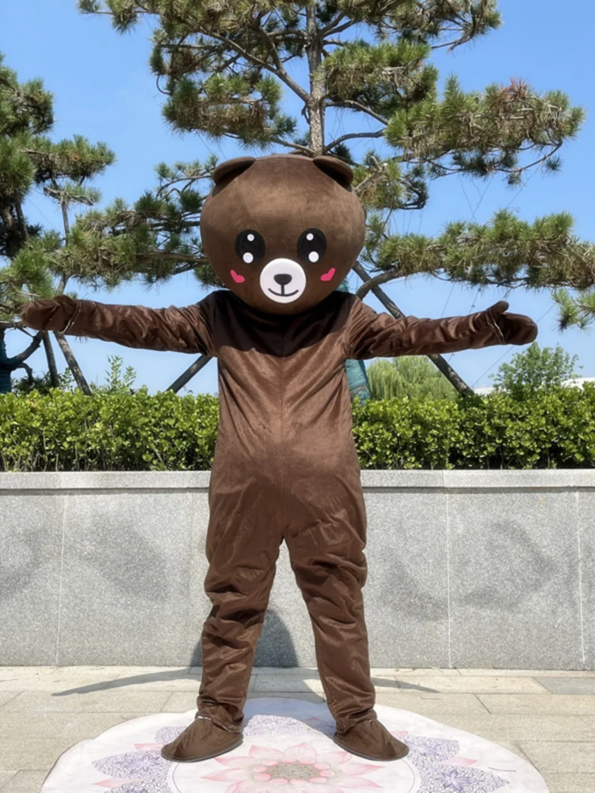 Lindo oso pardo, disfraz de mascota de dibujos animados de oso de ...