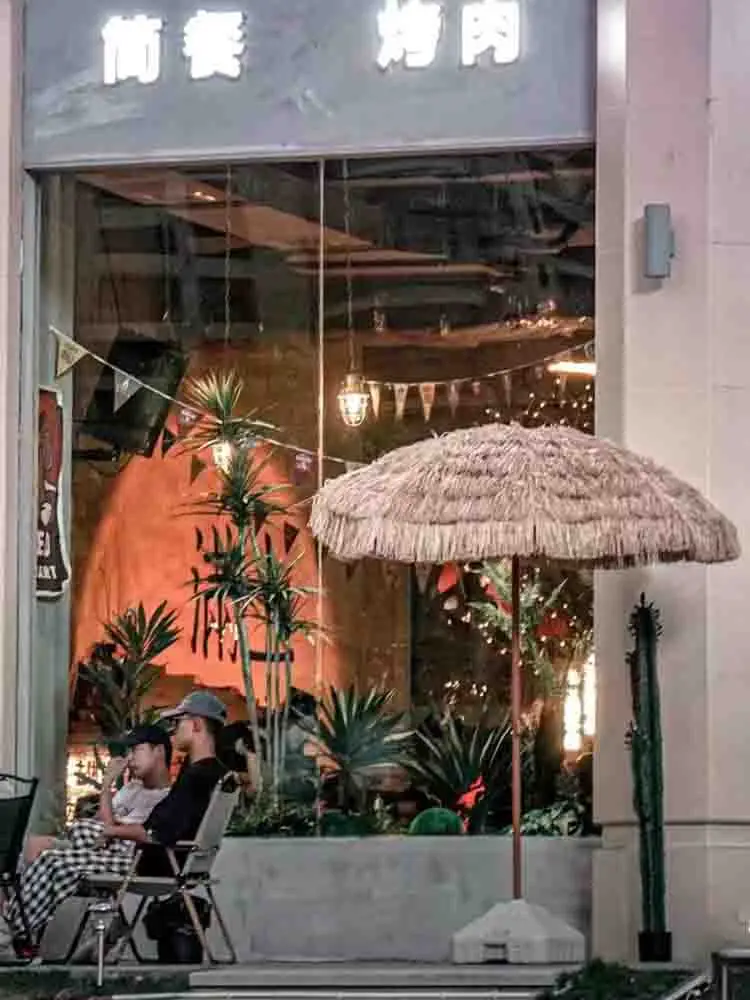 Bộ bàn ăn hình ô dù rơm kèm bốn ghế dùng cho cắm trại, quán cà phê, cửa ...