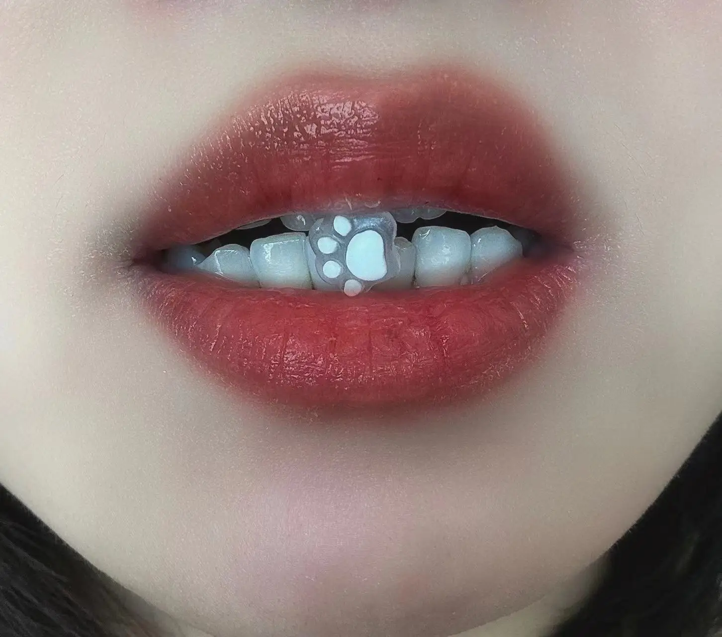 Меняющие цвет собачьи лапы, медвежьи лапы, серьги-гвоздики в виде языка ...