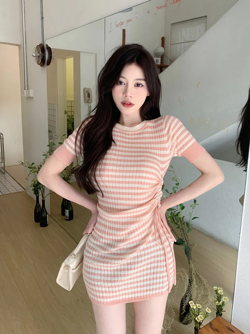 서양식 스트라이프 라운드 넥 니트 드레스 여성용 봄 나이 감소 짧은 드레스 허리 포옹 레이스 업 힙 스커트 슬림 피트 반팔