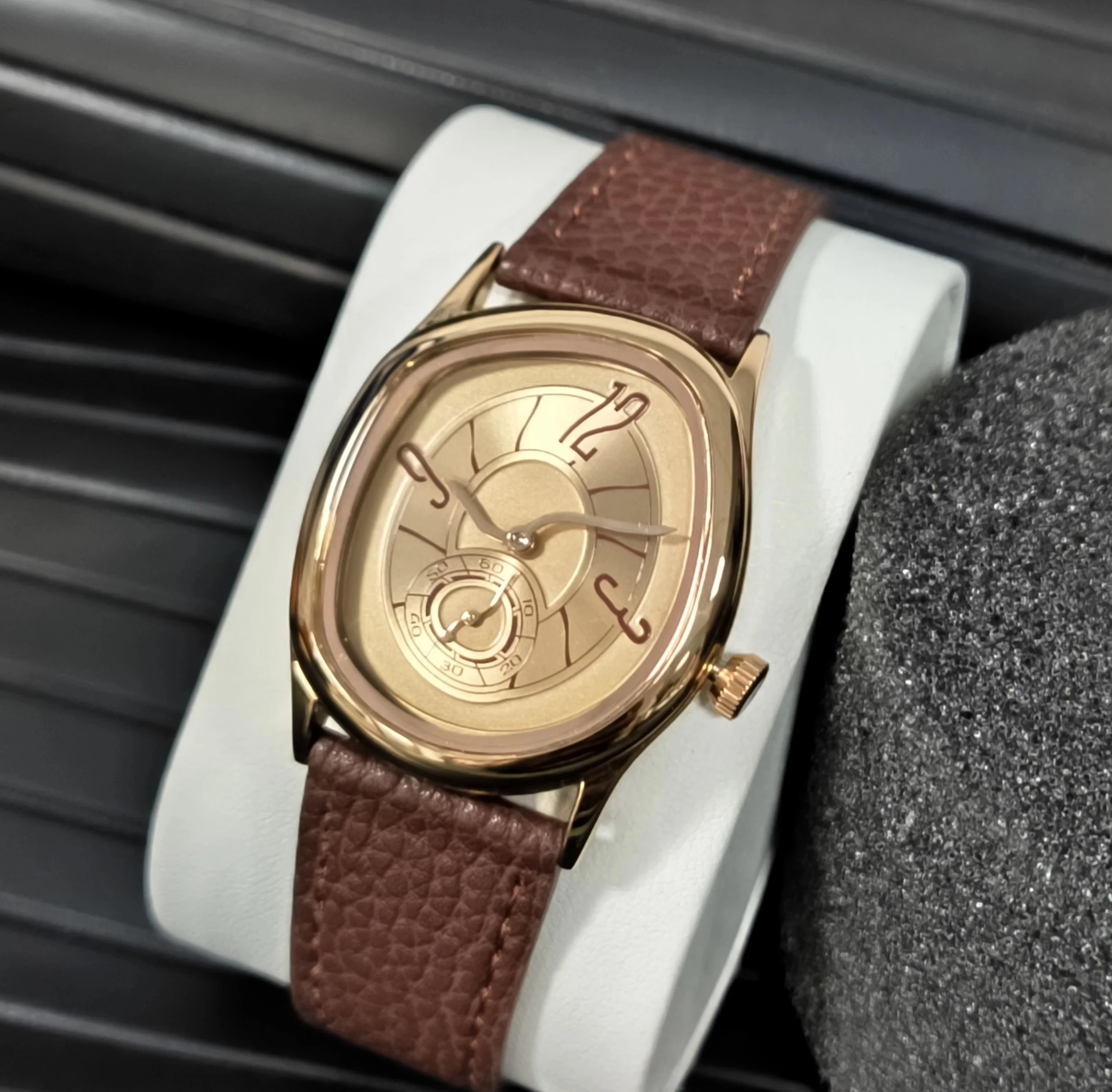 New luxury square watch with twisted design Men's quartz watch Classic ...