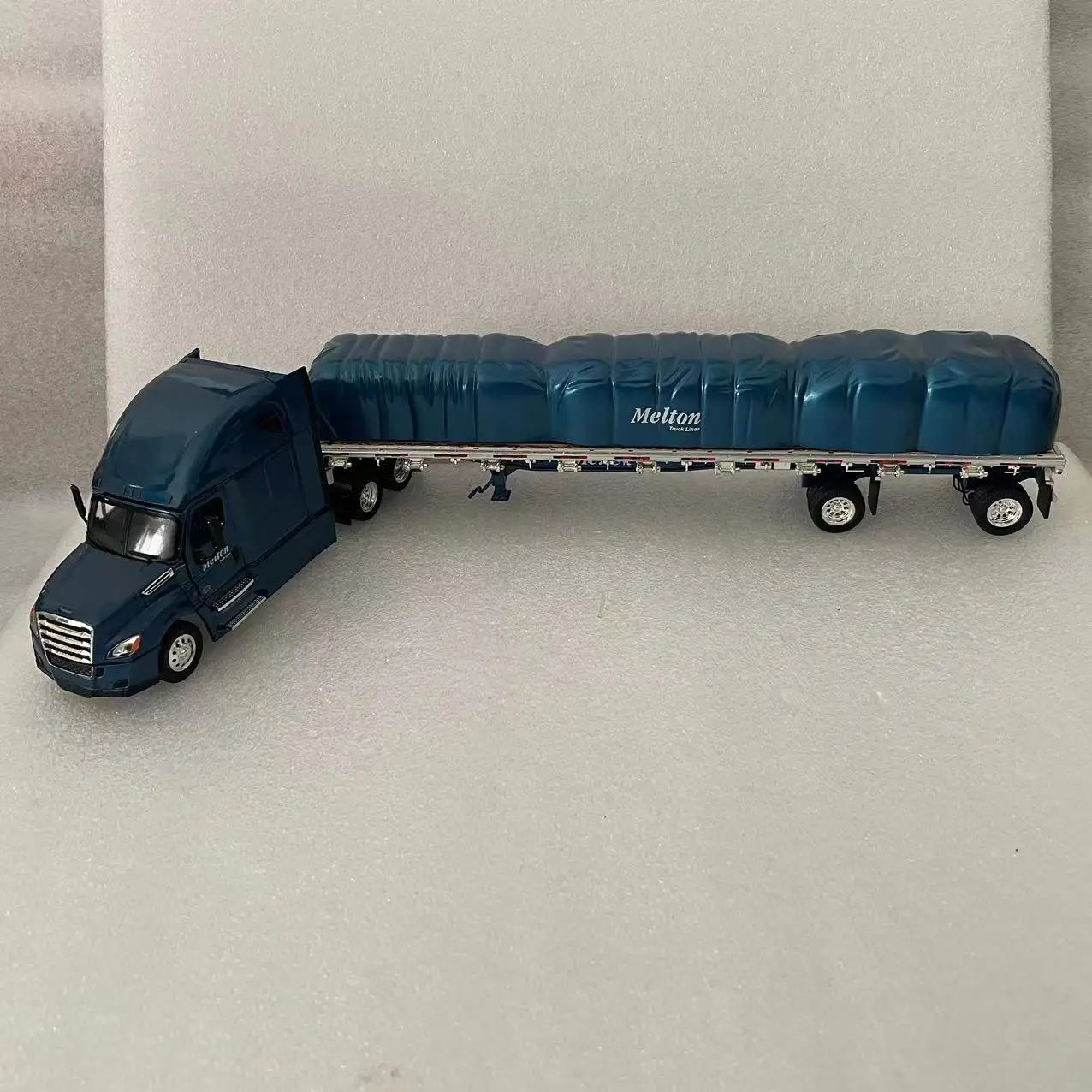 1-53-Scale-Freightliner-Milton-Kenworth-T680-Simulated-Freight-Train ...