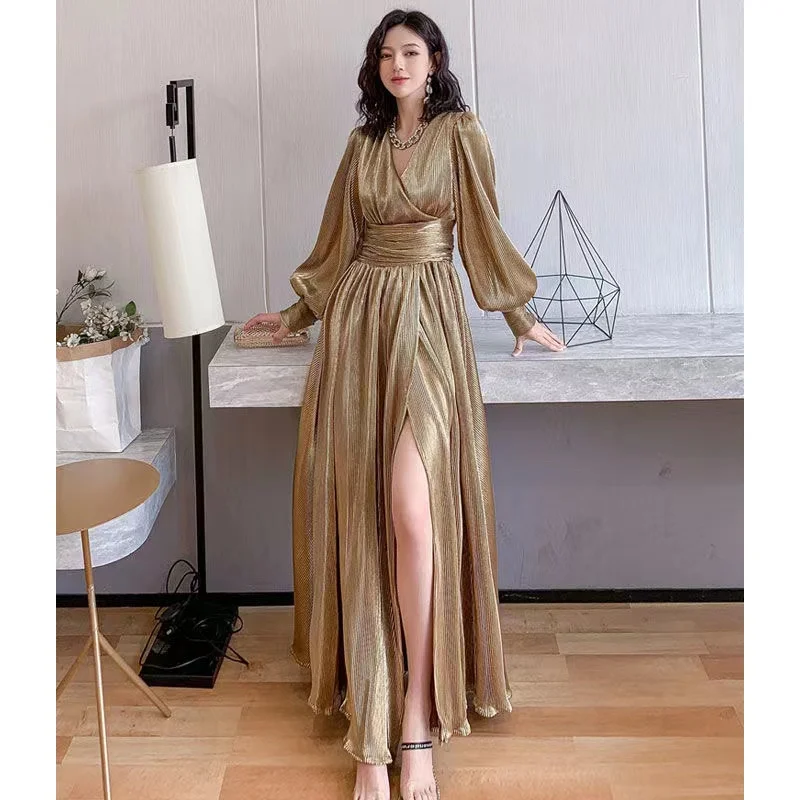 Vestido de seda de mangas compridas com bainha grande, saia longa ...