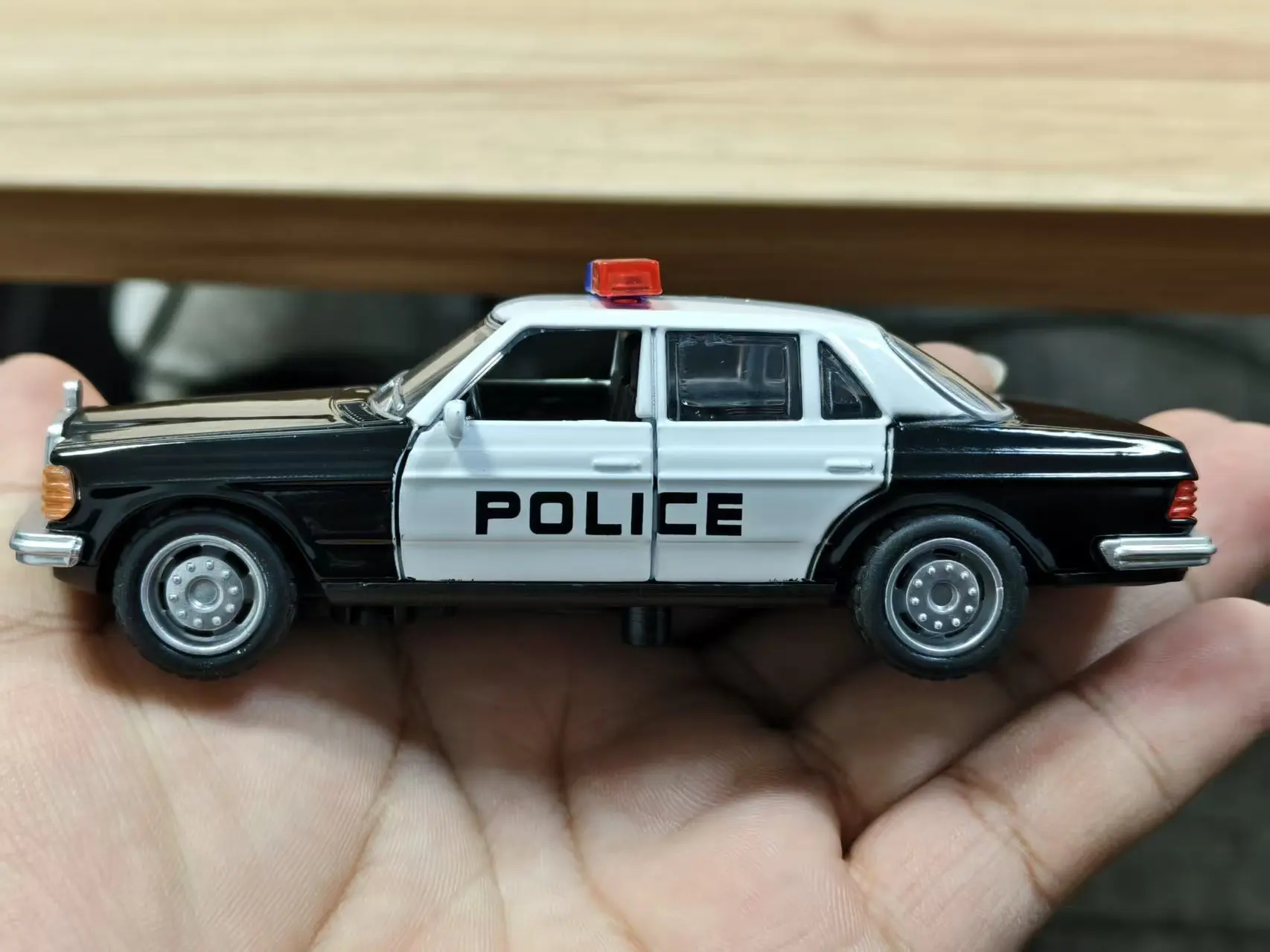 (Bagged) 1/36 scale replica of the 190E Super Police Car model, die ...