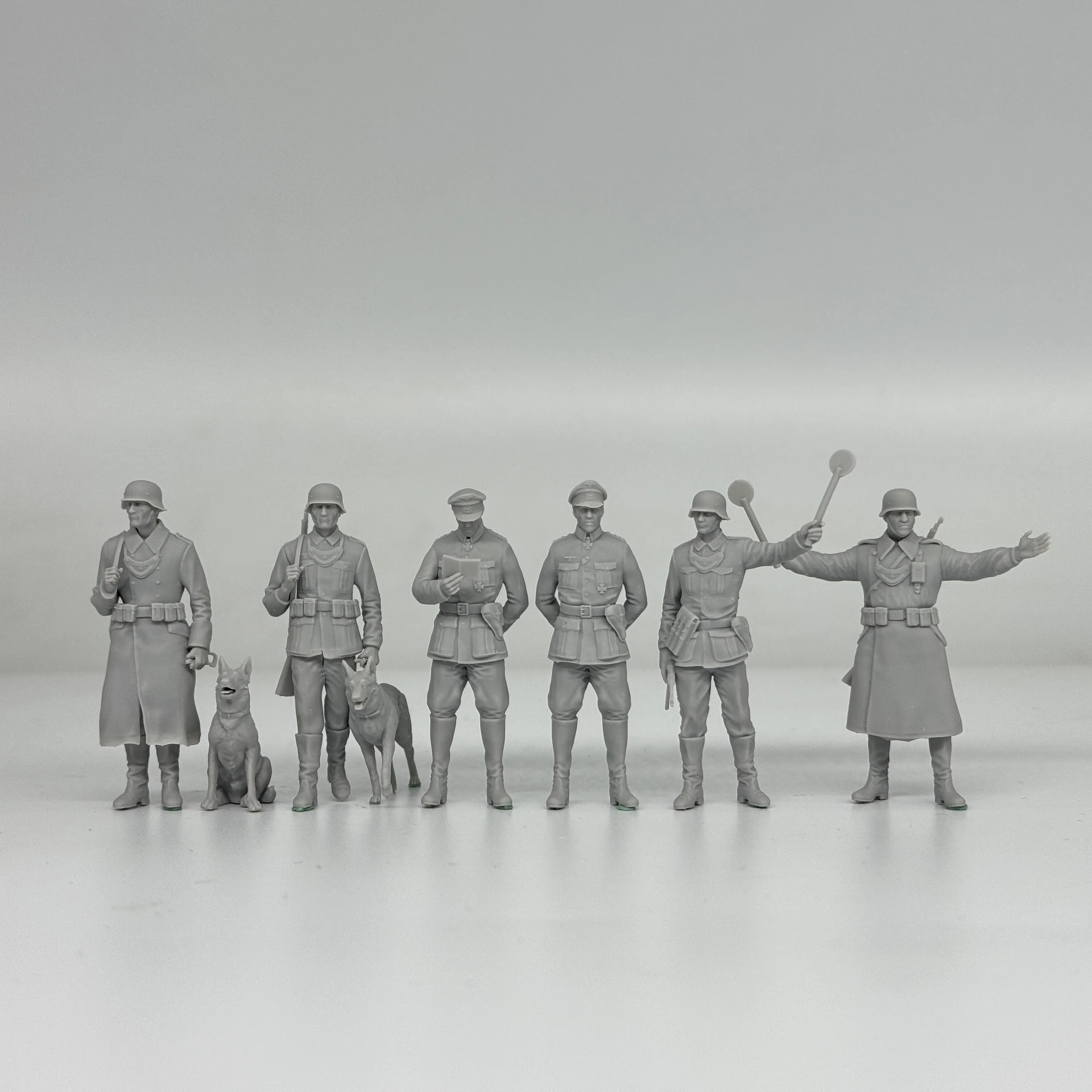 1/35 Scale FELDGENDARMERIE GERMAN 6 SOLDIERS and 2 Military Dogs Resin ...