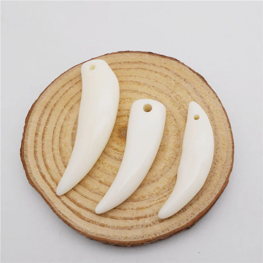 Colgante de dientes de lobo de marfil blanco de resina, colmillos de ...