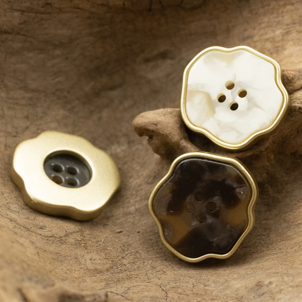 10pcs-Irregular-Flower-Shape-Resin-Buttons-with-Base-of-Metal-White-and ...